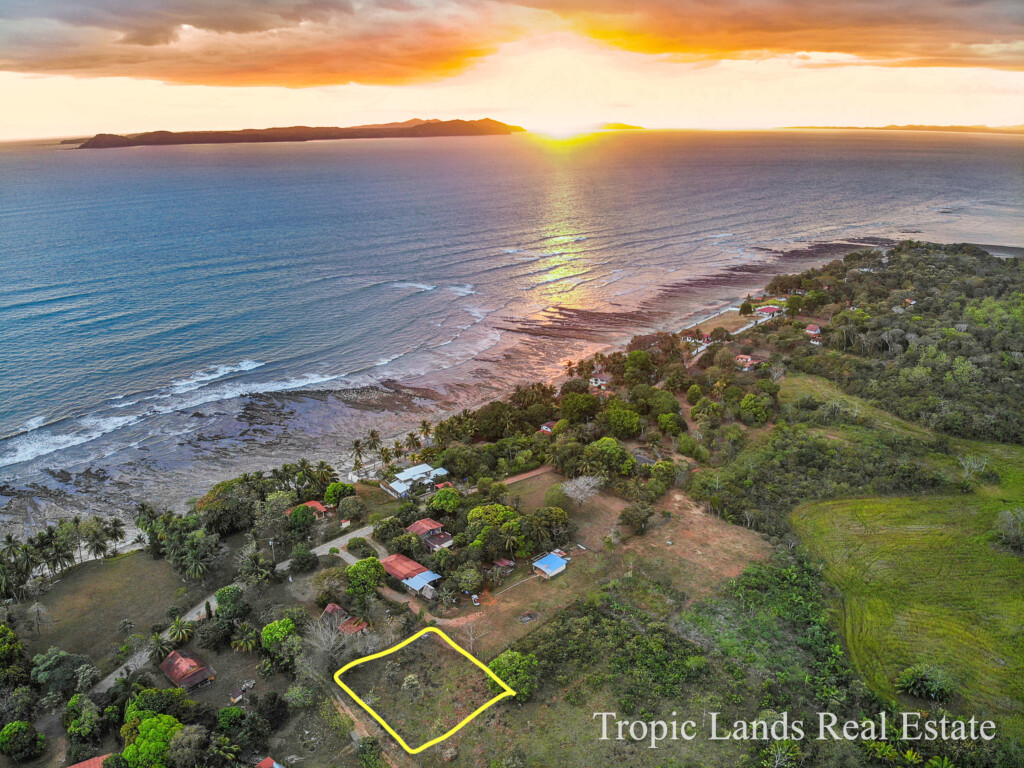 1,000 m2 Lot in Playa Reina, Mariato! Walk to Surf! - Panamá Real Estate